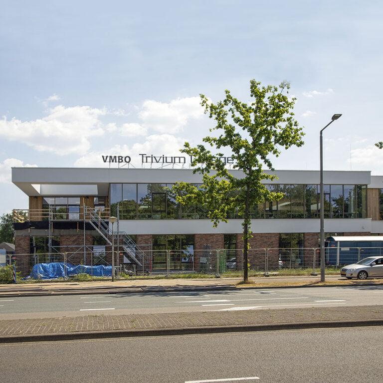 Meer dan vierhonderd panelen op dak van Trivium College – Bouwen in ...